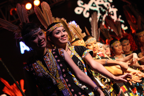 SOLYMONE BLOG: CSPOC DELEGATES DANCE SABAH’S SUMAZAU DANCE