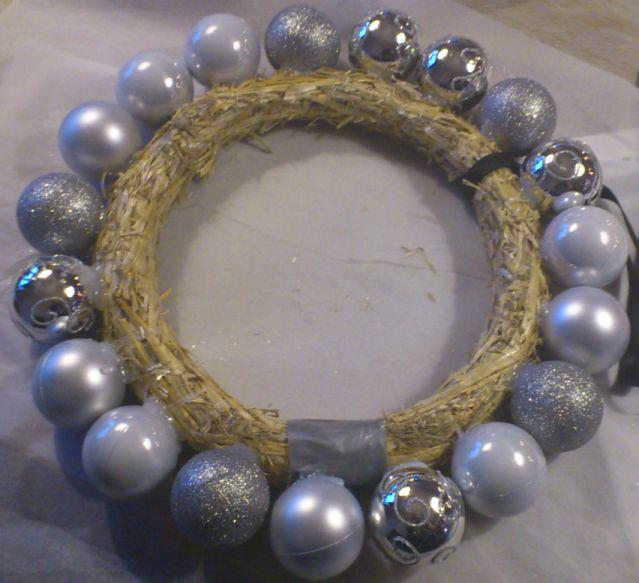 Mettes Blomsterbjerg: Det eneste naturlige er en halmkrans....