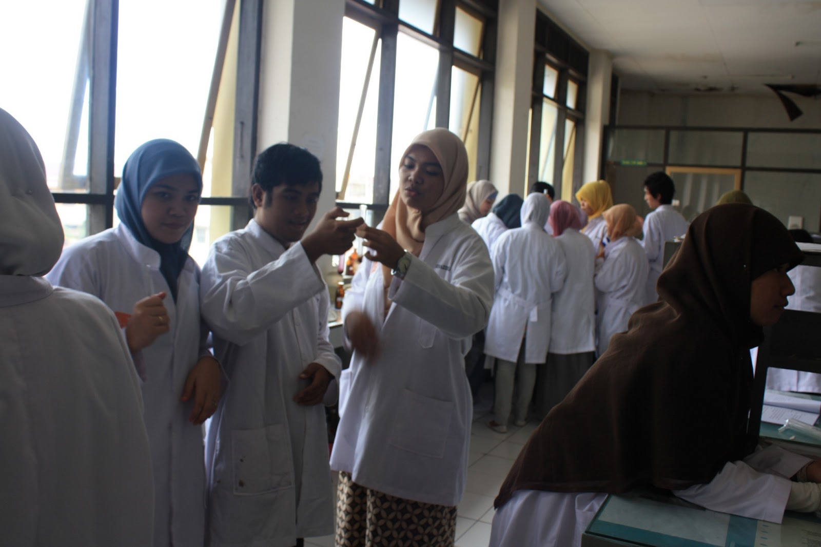 Tumbuhan Obat dan Sains: Kegiatan di Laboratorium Kimia UNP