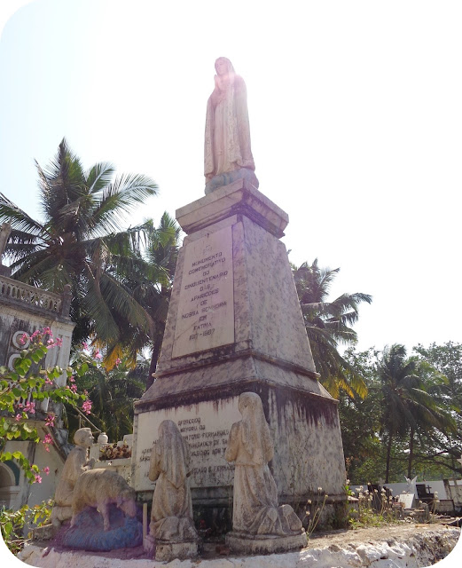 Vintage Vixen: Travels in India, 2016 - Benaulim, Burial Grounds & Beaches