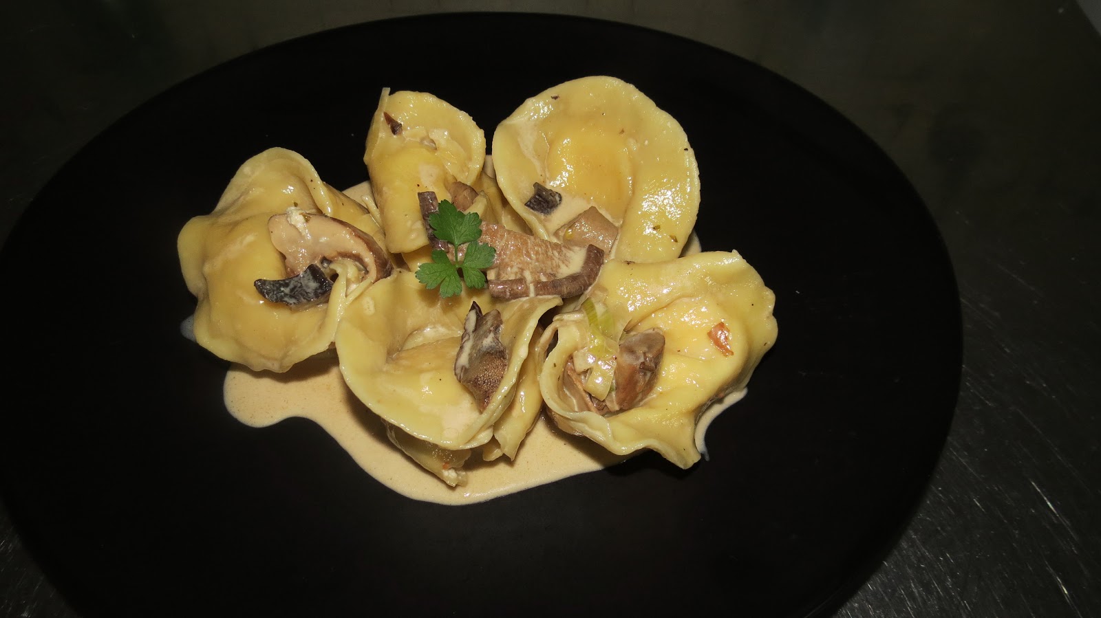 Aficionados por la cocina: AGNOLOTIS DE RICOTA Y JAMÓN, CON SALSA DE HONGOS