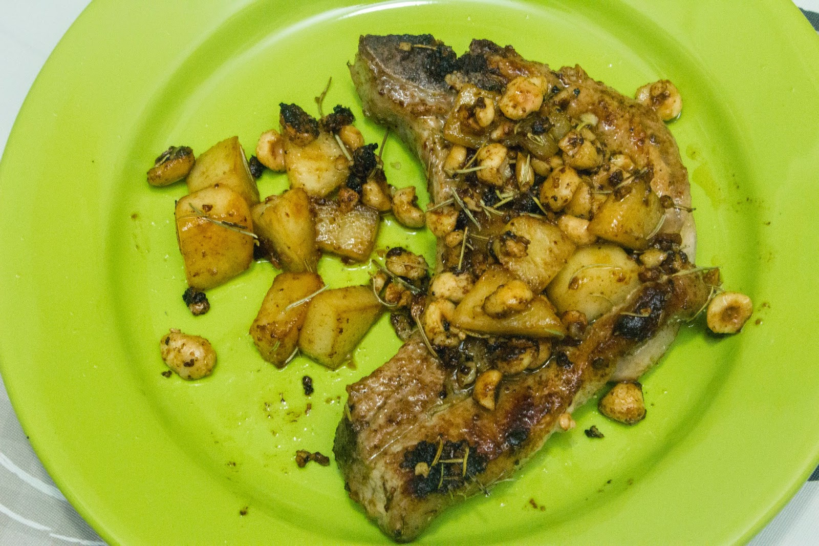 Chuleta de cerdo con pera y avellanas al romero | El Baúl de las delicias