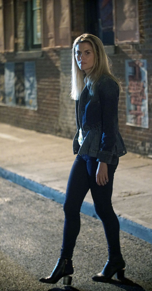 Trish Walker em ação nas filmagens da segunda temporada de Jessica ...