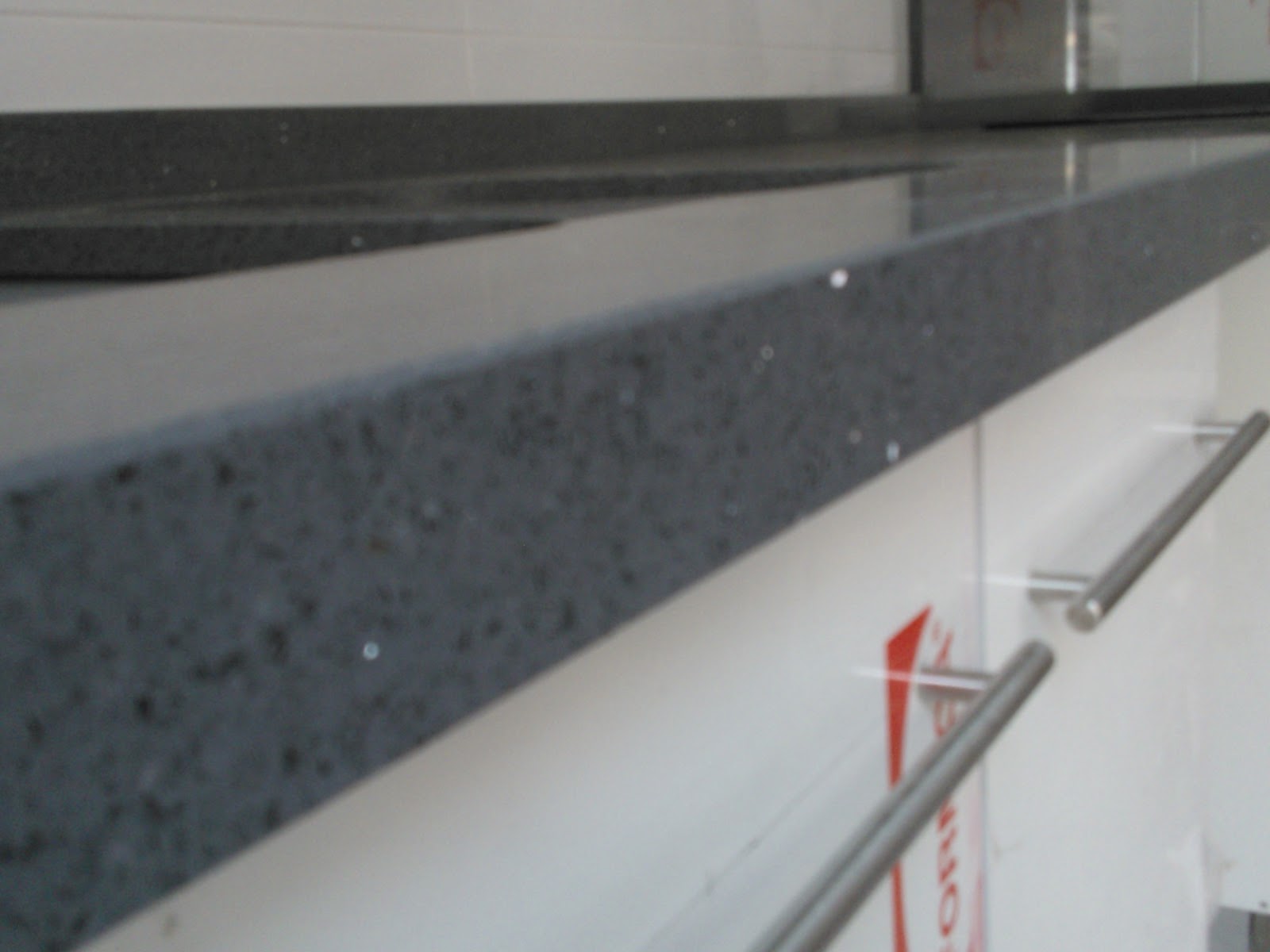 MARMOLES VEDAT, S.L.U.: MONTAJE ENCIMERA COMPAC QUARTZ TITANEO.