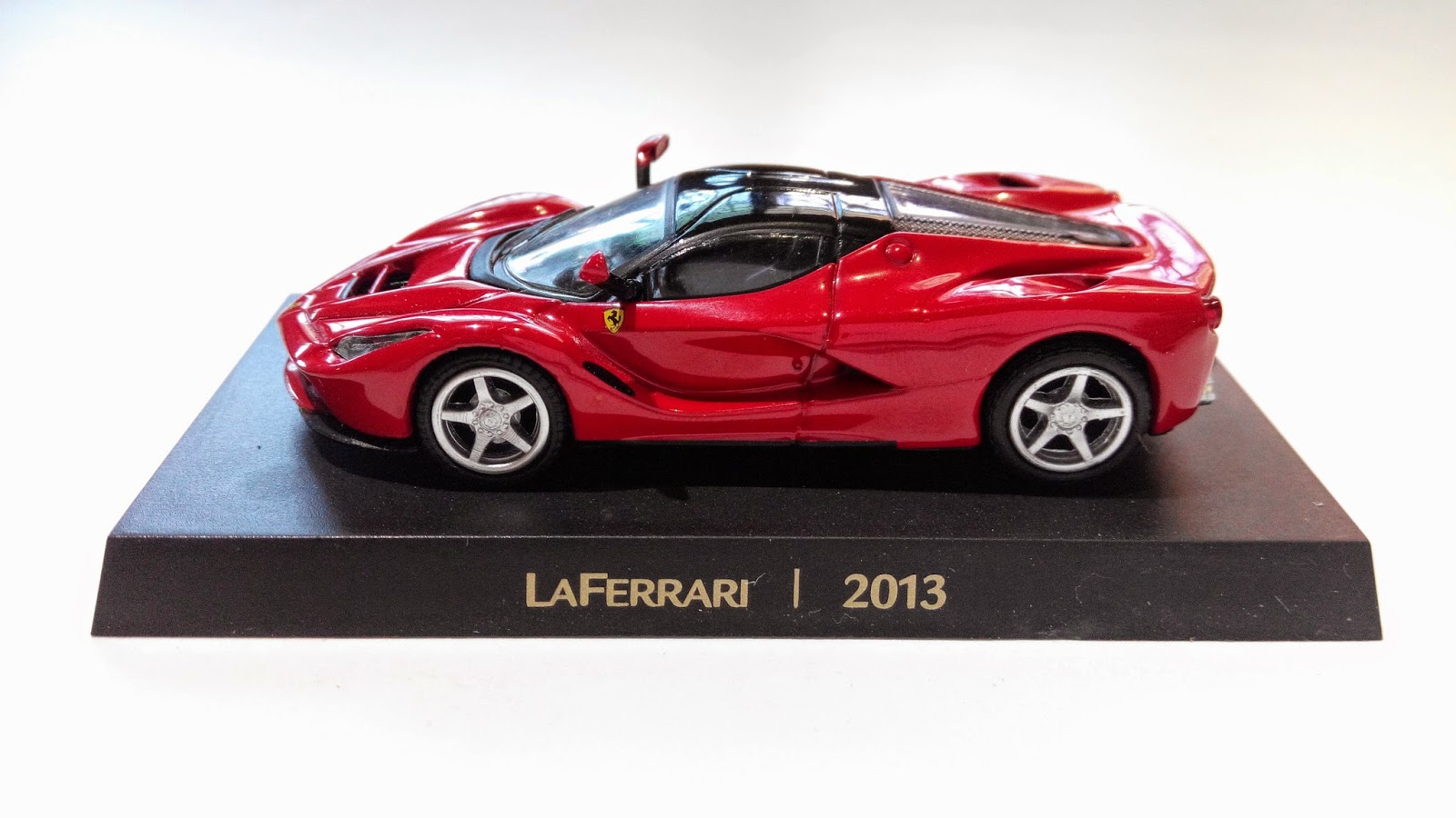 【Mini Car News】7-11 法拉利 原廠限定收藏1/64小車 NO.8 LAFERRARI 2013 開箱組裝