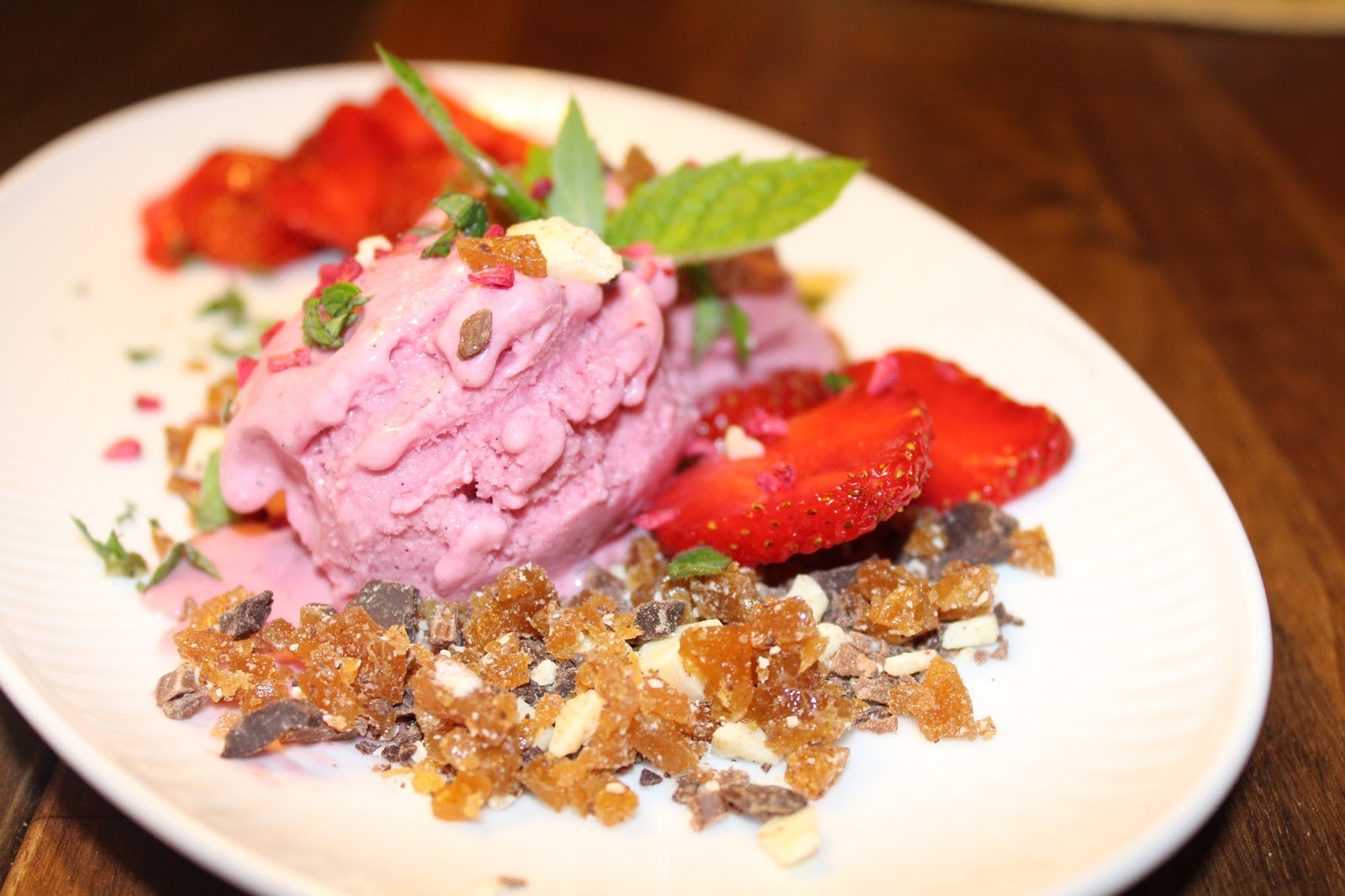 Marias Madside: Hindbæris (gelato) m. Triple chocolate/lakrids-krokant ...