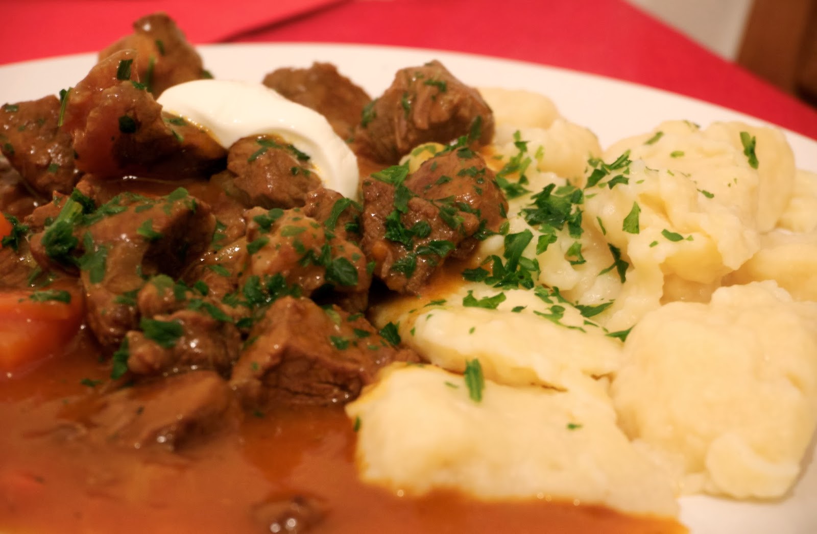 Téuta's Inspirationen: "Pörkölt" - Wiener Rindsgulasch mit Nockerln