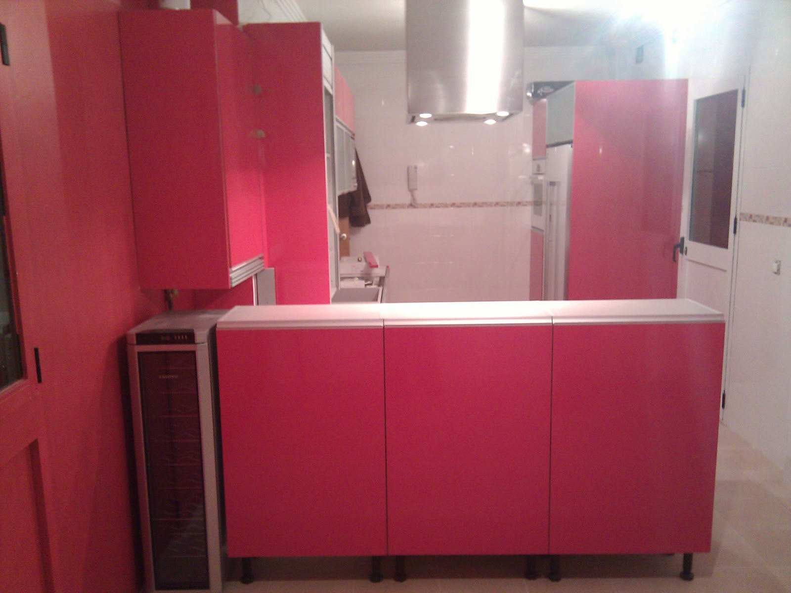 Sol, aire y madera, Cv en imágenes: Formica roja y Silestone blanco