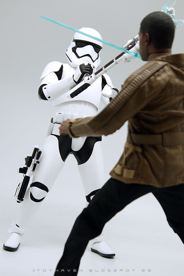 toyhaven: Hot Toys Star Wars: The Force Awakens 1:6 Finn & Riot Control ...