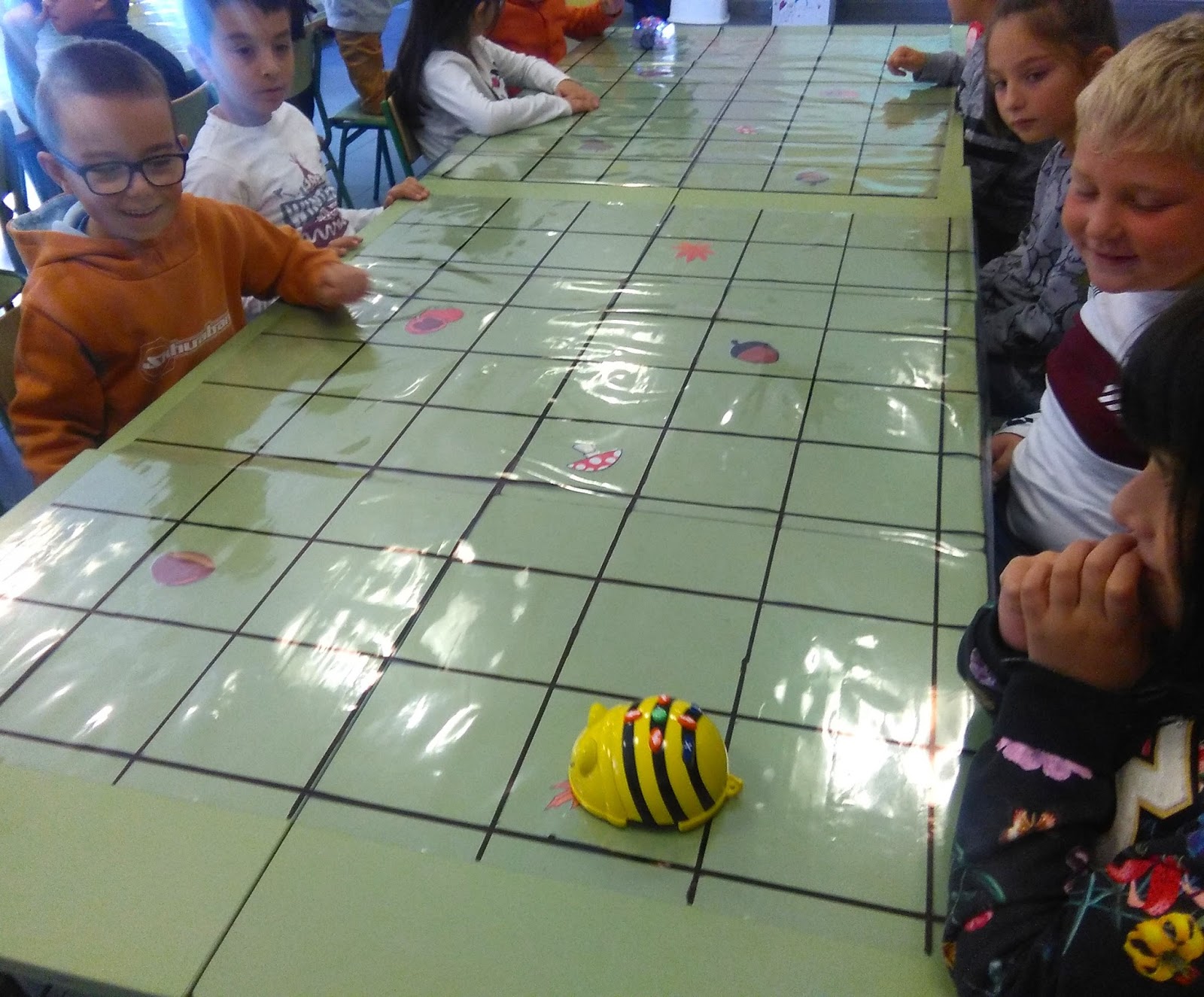 LA PANDILLA DE 2ºA: EL OTOÑO CON BEE-BOT Y BLUE-BOT