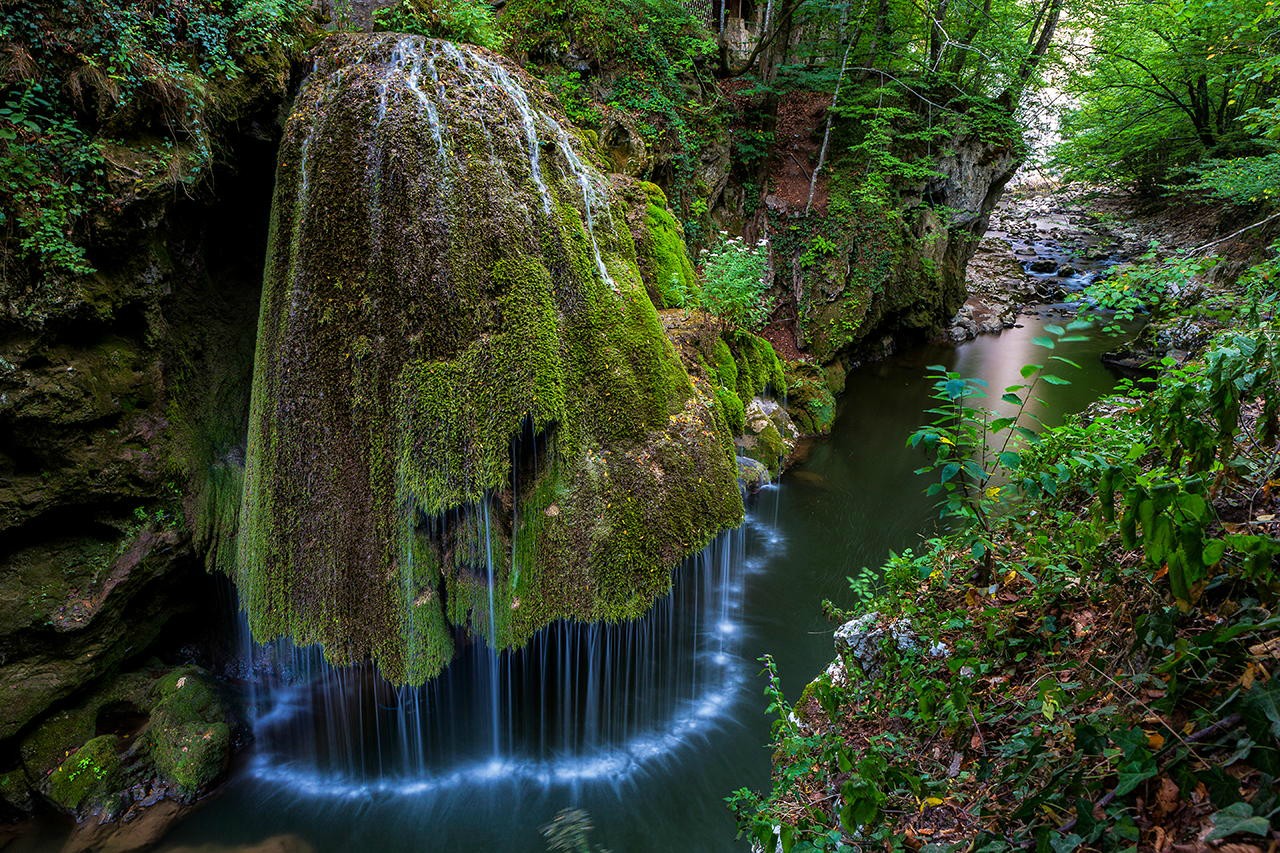 Hidden and little known places: Dazzling waterfall in Romania,Izvorul Bigăr