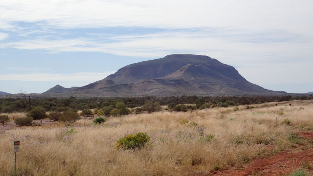 Jo & Stephen & a 4x4: Tom Price (The Pilbara) with a view of Mount ...