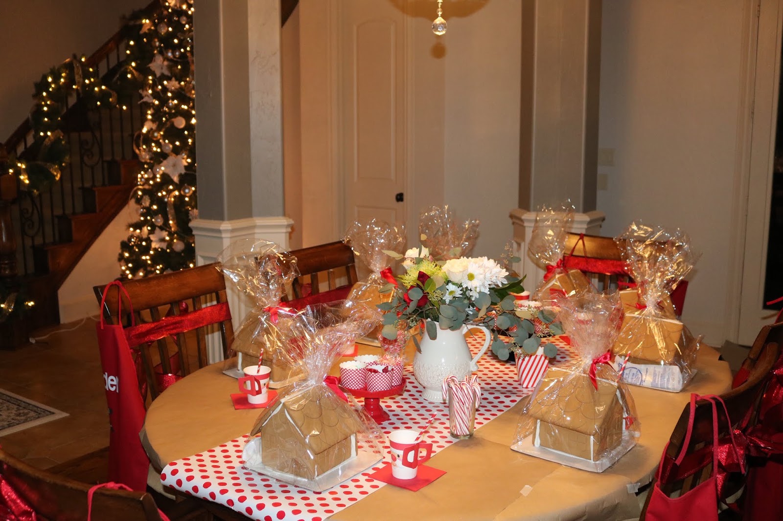 Mrs. Party Planner: Gingerbread House Decorating Party