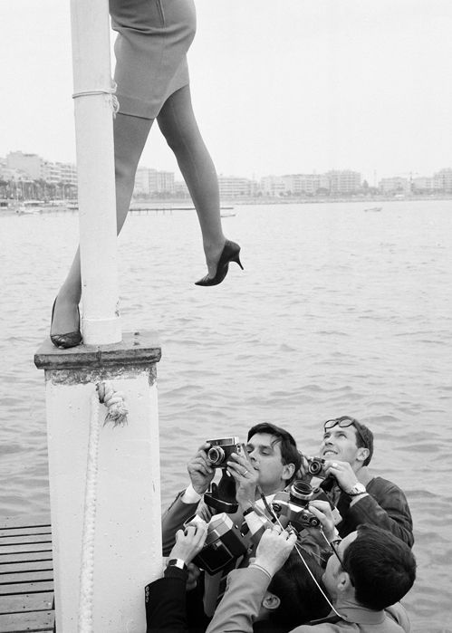 Interesting Vintage Photos Show People Photographing Their Friends ...