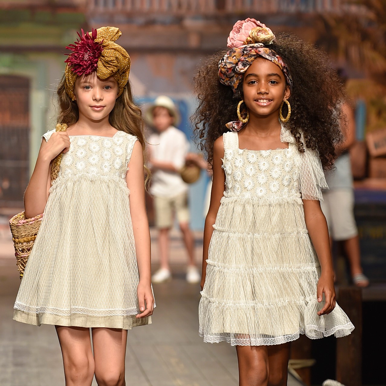 I TONI IUTA DI TARTALETA, LA SFILATA RICCA DI DETTAGLI - LITTLEVA