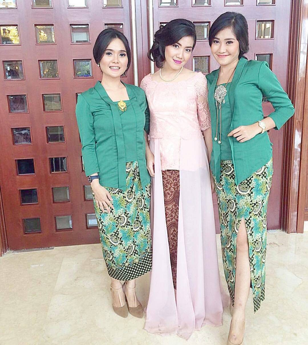 16+ Desain Kebaya Simple Elegan, Motif Masa Kini!