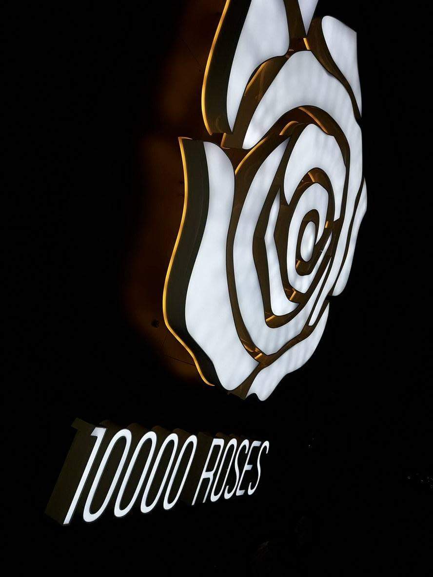 Anne's Escapades: 10, 000 Roses Cafe