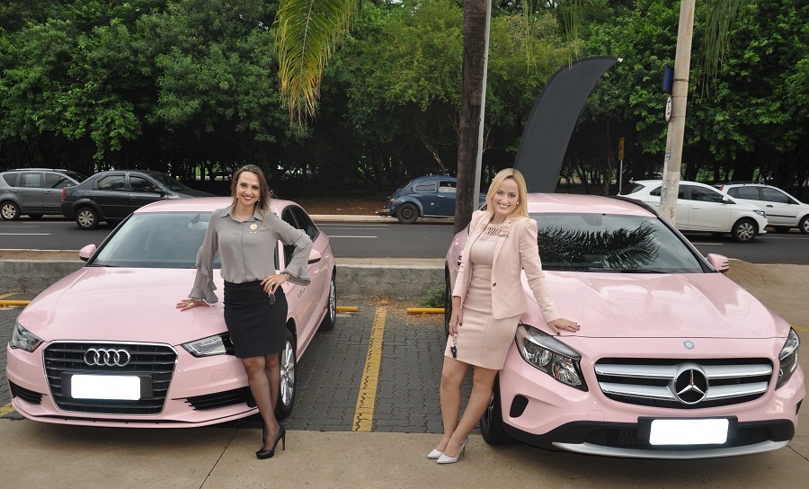 Marina Barcelos: Mercedes rosa e Audi rosa