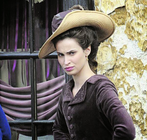 Poldarked: Aidan Turner as Ross Poldark and Heida Reed as Elizabeth