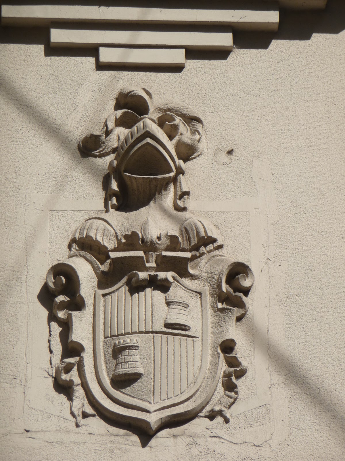 Heráldica en la Argentina: Fachadas: Sánchez de Bustamante 1666