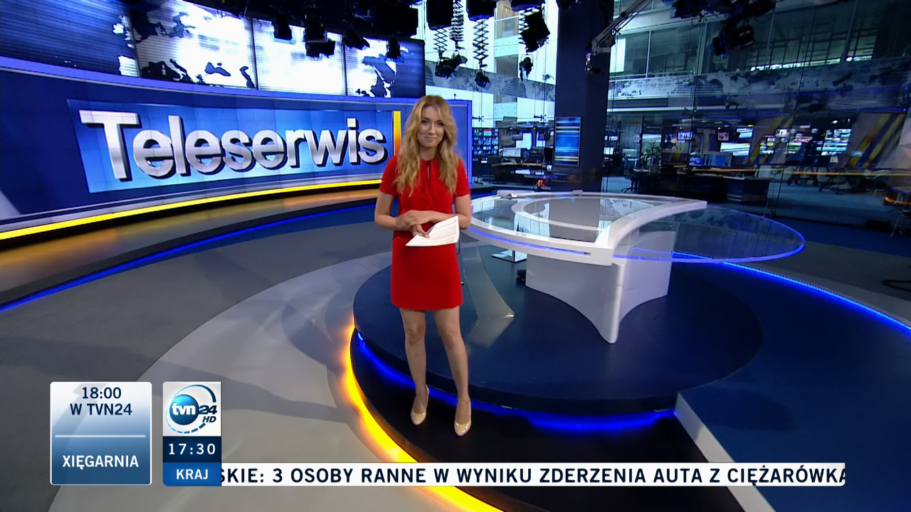 OLGA OLESEK W CZERWONEJ MINI SUKIENCE I W BEŻOWYCH SZPILKACH OLGA OLESEK W CZERWONEJ MINI SUKIENCE I W BEŻOWYCH SZPILKACH