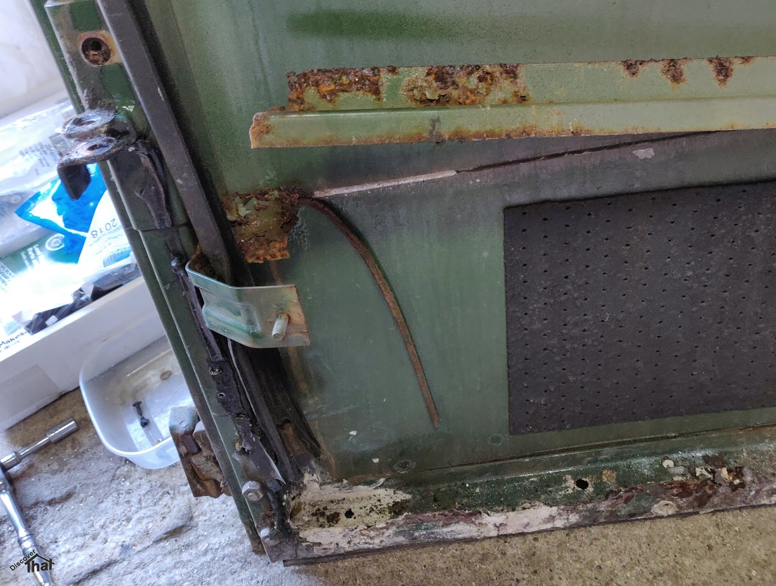 DiscoverThat - Journal: Fitting a Defender front door