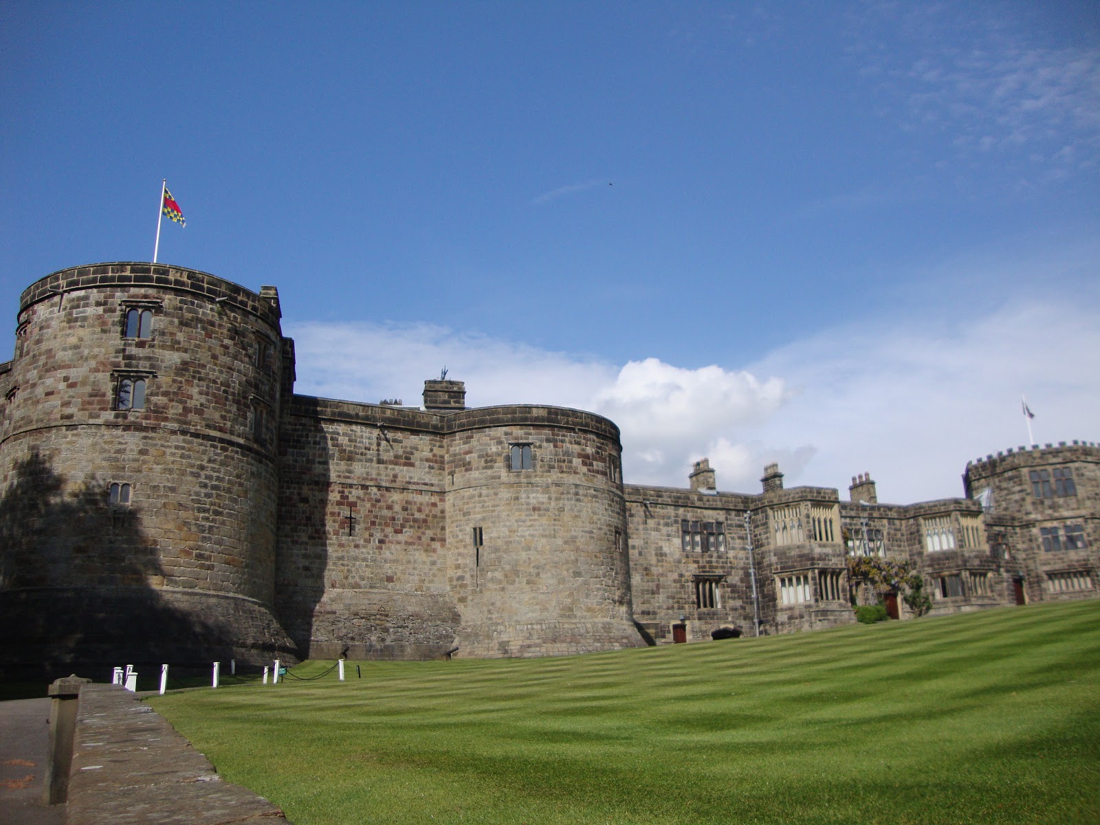 CASTELO MEDIEVAL NA INGLATERRA - Por aí, na Inglaterra