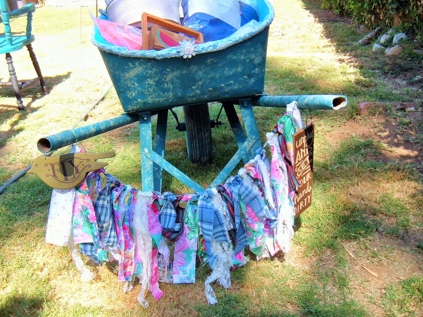 SPANKY LUVS VINTAGE: My Crappy $10 wheelbarrow