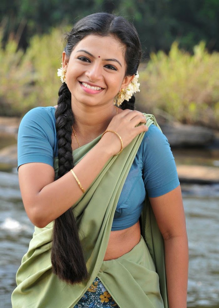 kerala sexy kutti girl aishwarya half saree pallu drop spicy boob shape ...