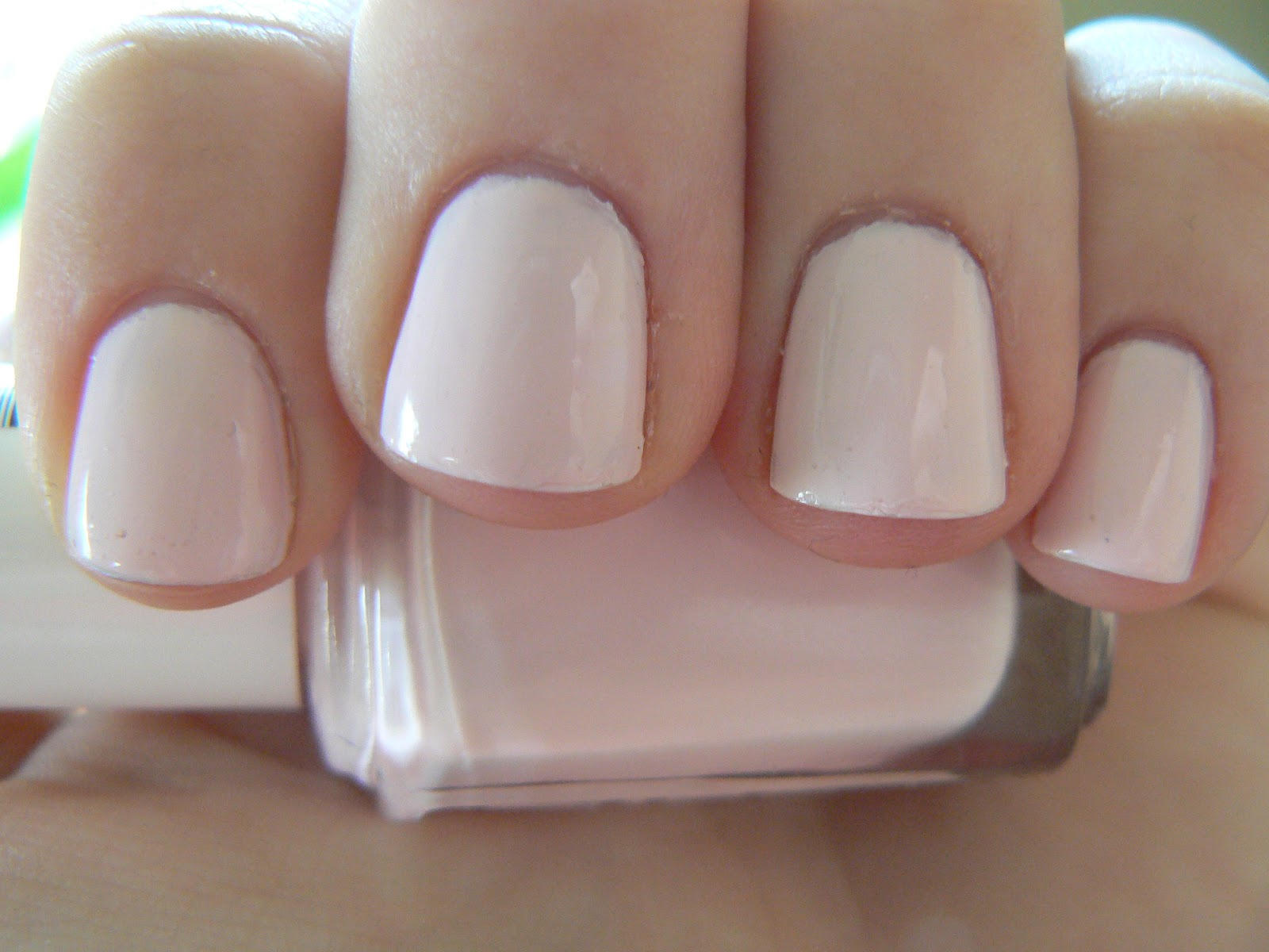 Britlee303: Nail of the Day: Essie Fiji