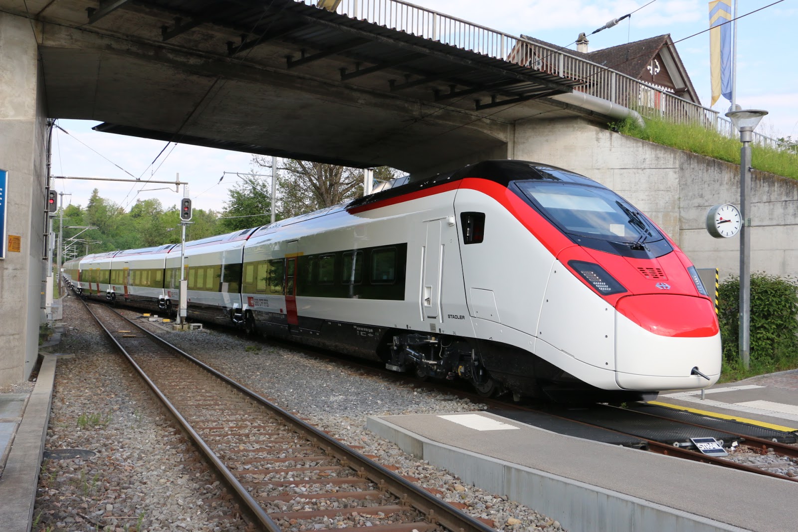 LA PASSION DU TRAIN: RABe 501 en Suisse ,Première course d'une rame par ...