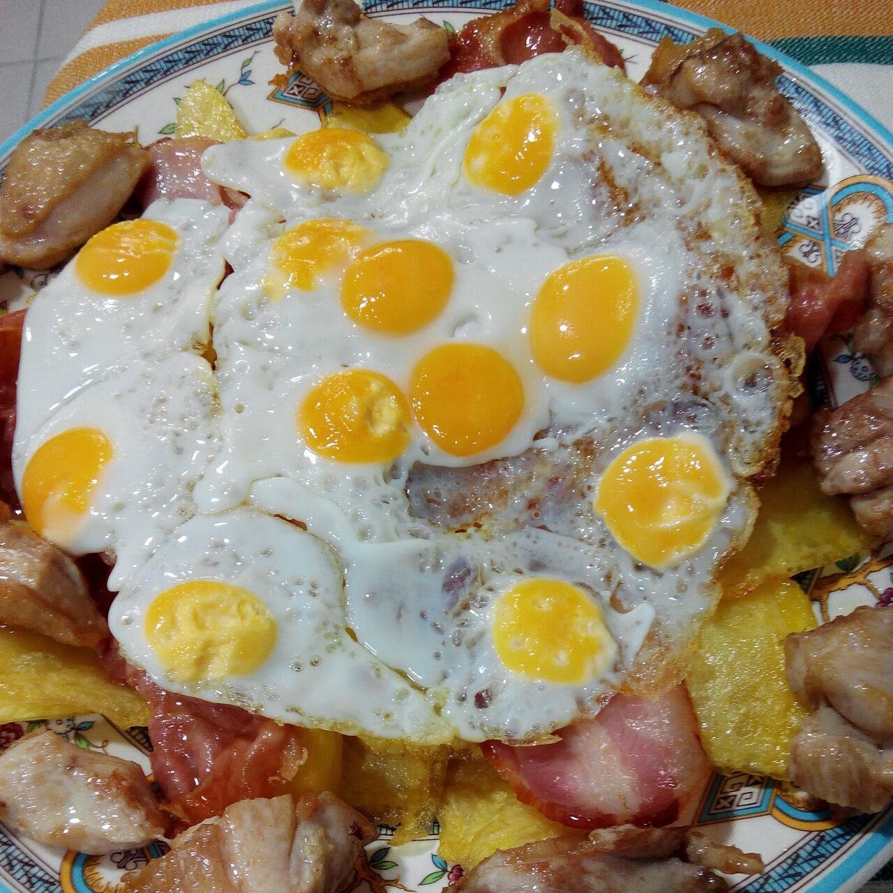La Cocina de Bea y sus Chicos: Huevos rotos con jamón, pollo y bacon
