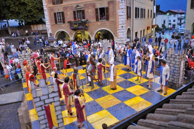 arcoscacchi: A Ferragosto scacchi viventi in piazza ad Arco