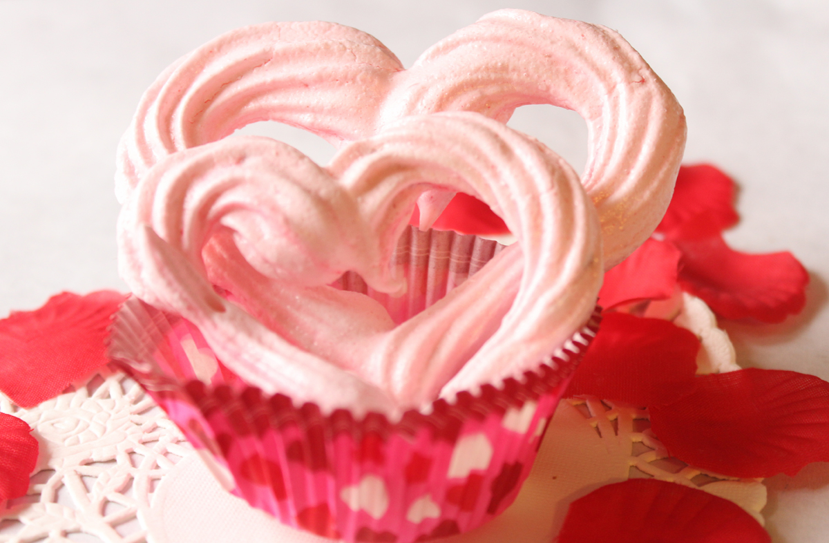 Pretty Posy: {Recipe: Strawberry Heart Meringues} Pretty Posy: {Recipe: Strawberry Heart Meringues}