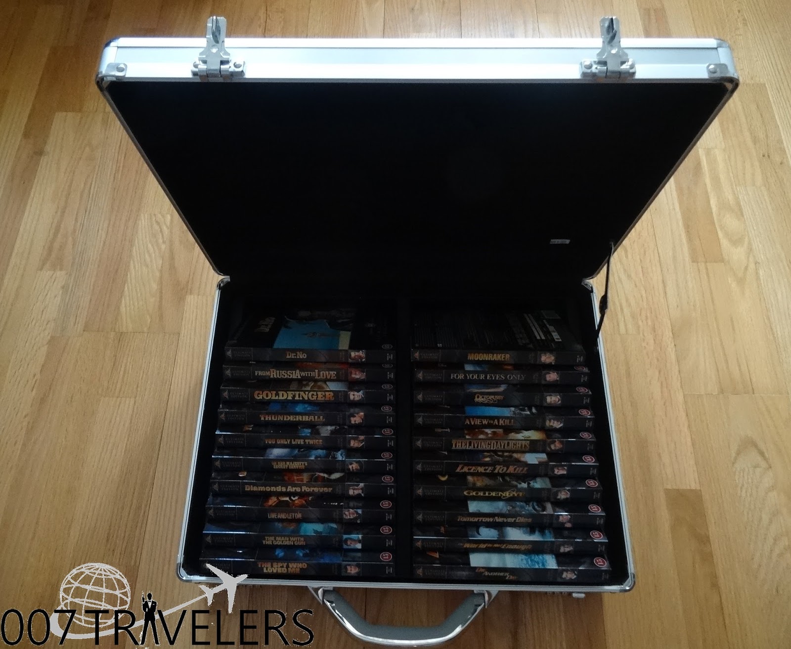 007 Item: 007 DVD suitcase - 007 Travelers