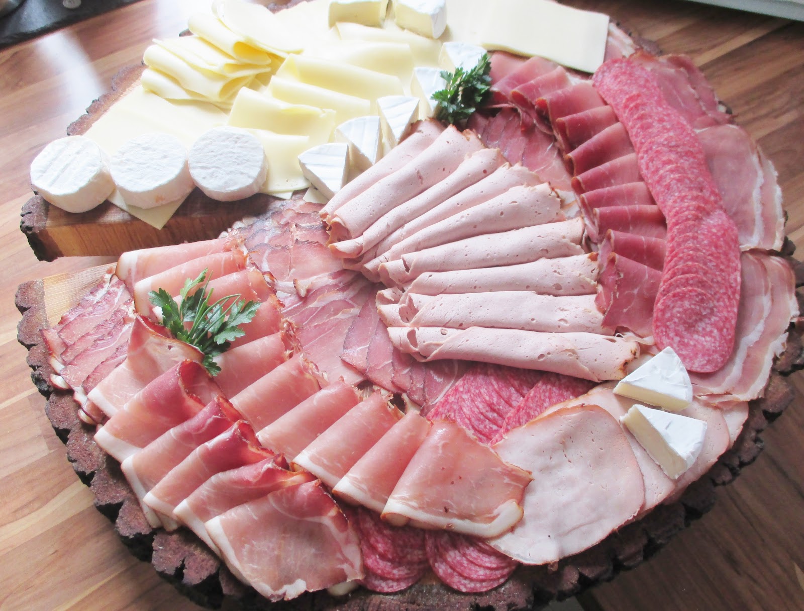 Wurstplatte und Käseplatte / Brotzeitplatte