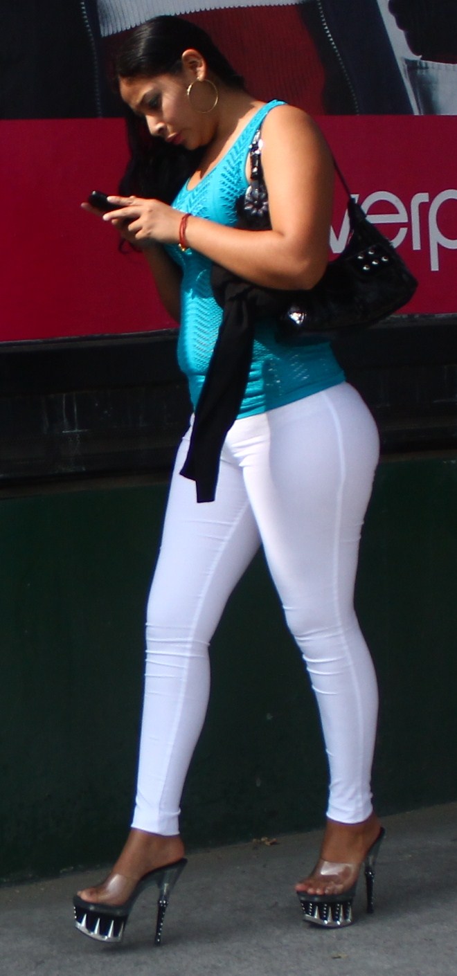 Señora marcando calzon en pantalon | Mujeres bellas en la calle