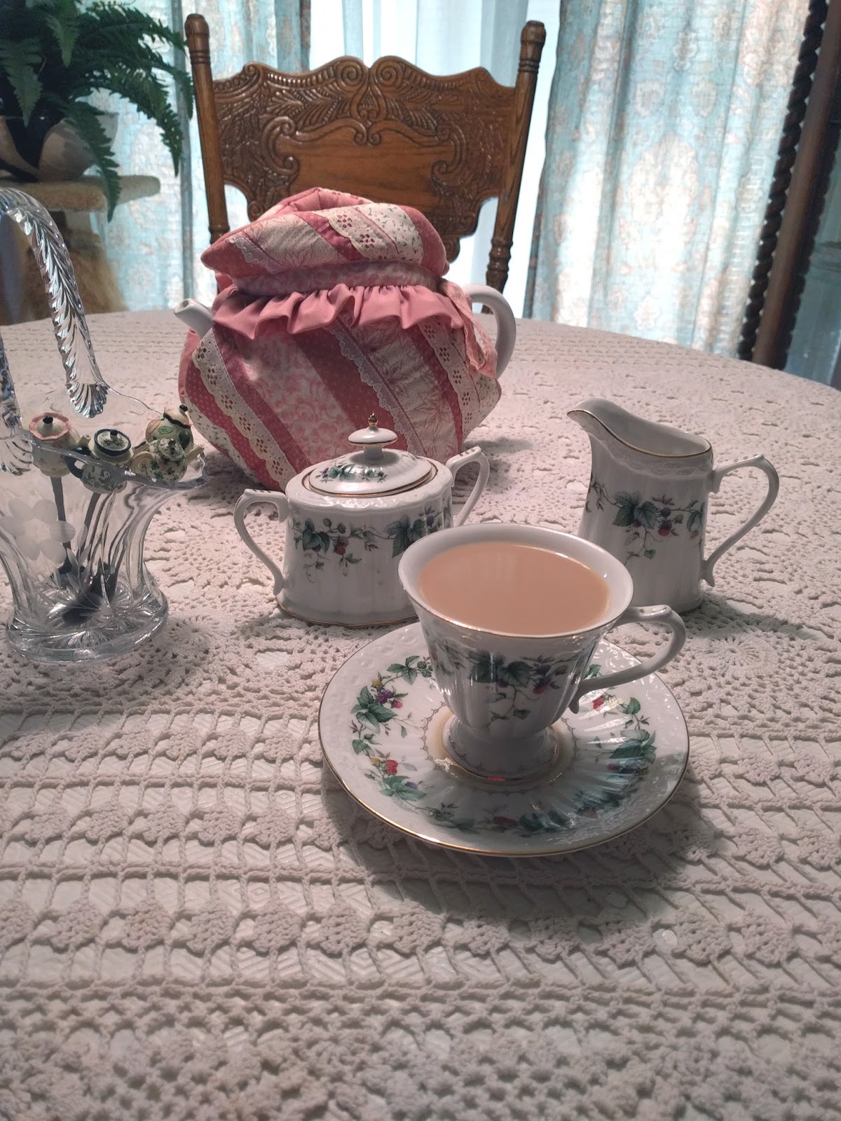 Cottage by the Sea : Tea and Radio