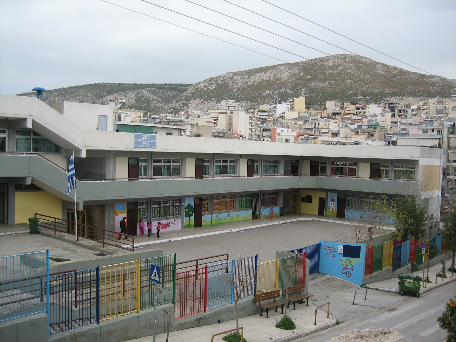 ΣΤΗΝ ΝΙΚΑΙΑ ΕΠΙΑΣΑΝ ΠΑΚΙΣΤΑΝΟ ΕΞΩ ΑΠΟ ΣΧΟΛΕΙΟ ΠΟΥ ΕΔΕΙΧΝΕ ΤΑ ΓΕΝΝΗΤΙΚΑ ...
