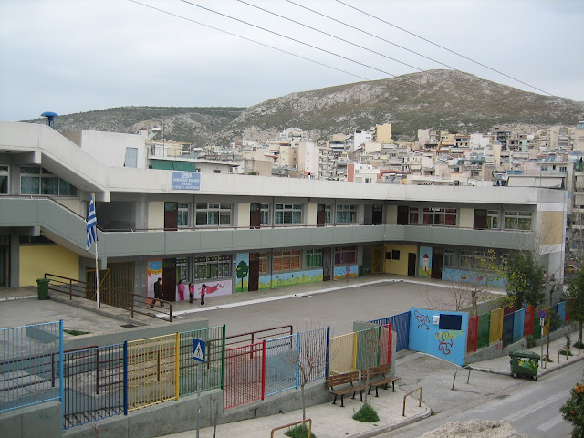 ΣΤΗΝ ΝΙΚΑΙΑ ΕΠΙΑΣΑΝ ΠΑΚΙΣΤΑΝΟ ΕΞΩ ΑΠΟ ΣΧΟΛΕΙΟ ΠΟΥ ΕΔΕΙΧΝΕ ΤΑ ΓΕΝΝΗΤΙΚΑ ...
