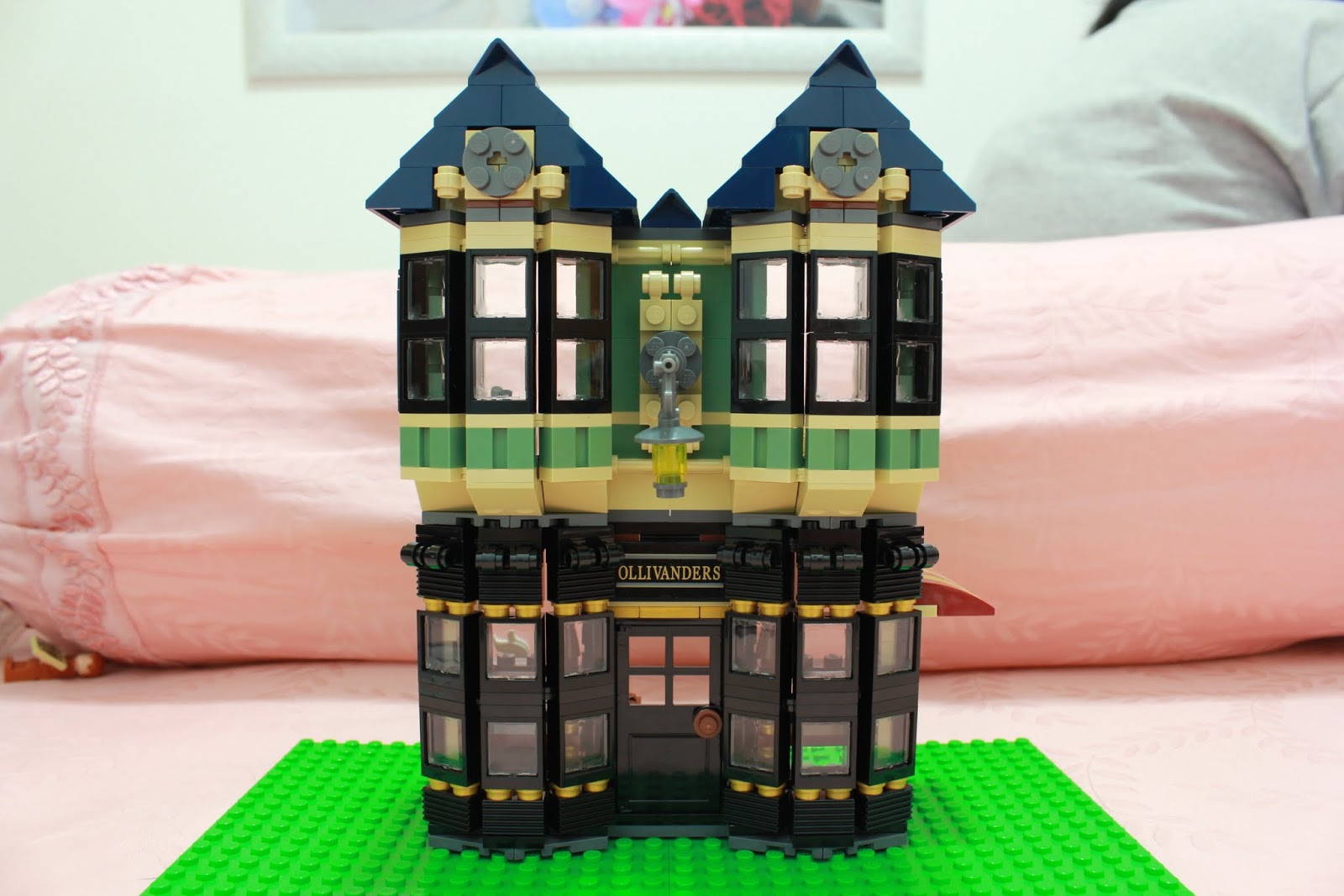 lurkerr's blog: Lego 10217 Diagon Alley - Ollivander's Wand Shop