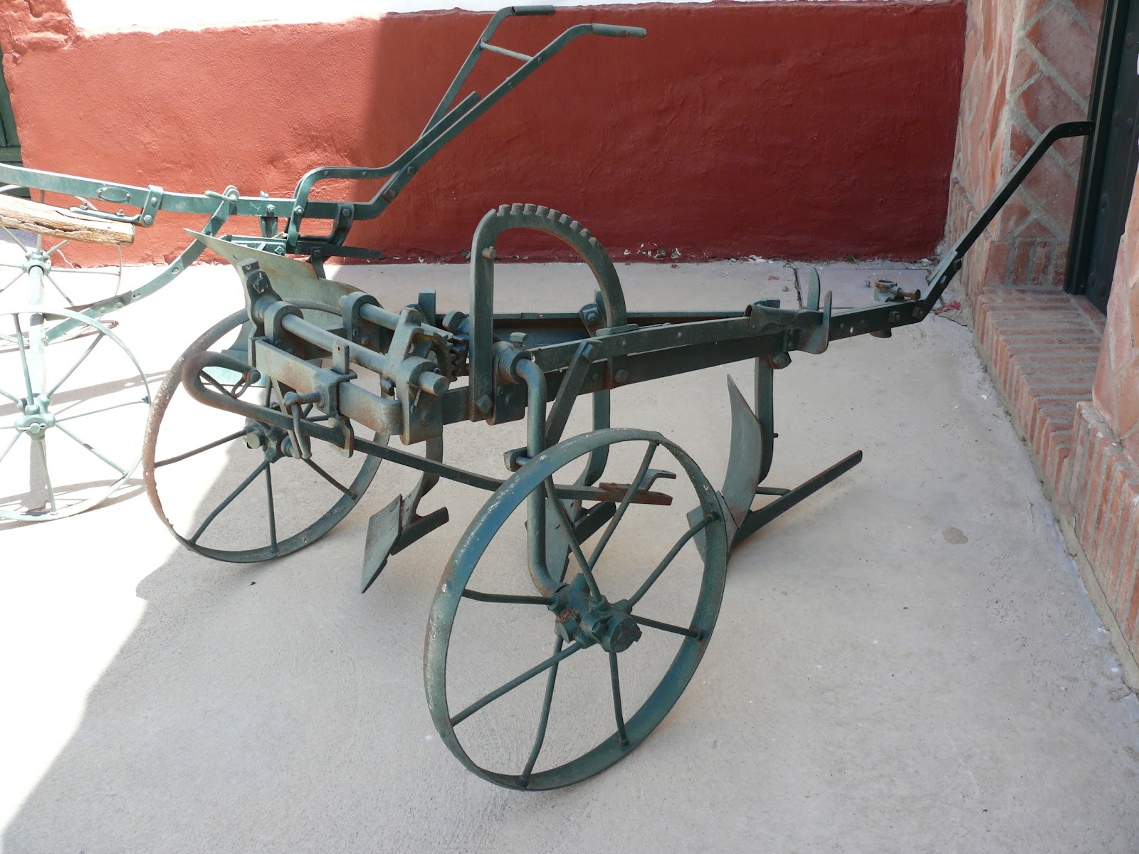 Cortijo El Polvorín - Antigua Hacienda Condal.: Arados de hierro ...