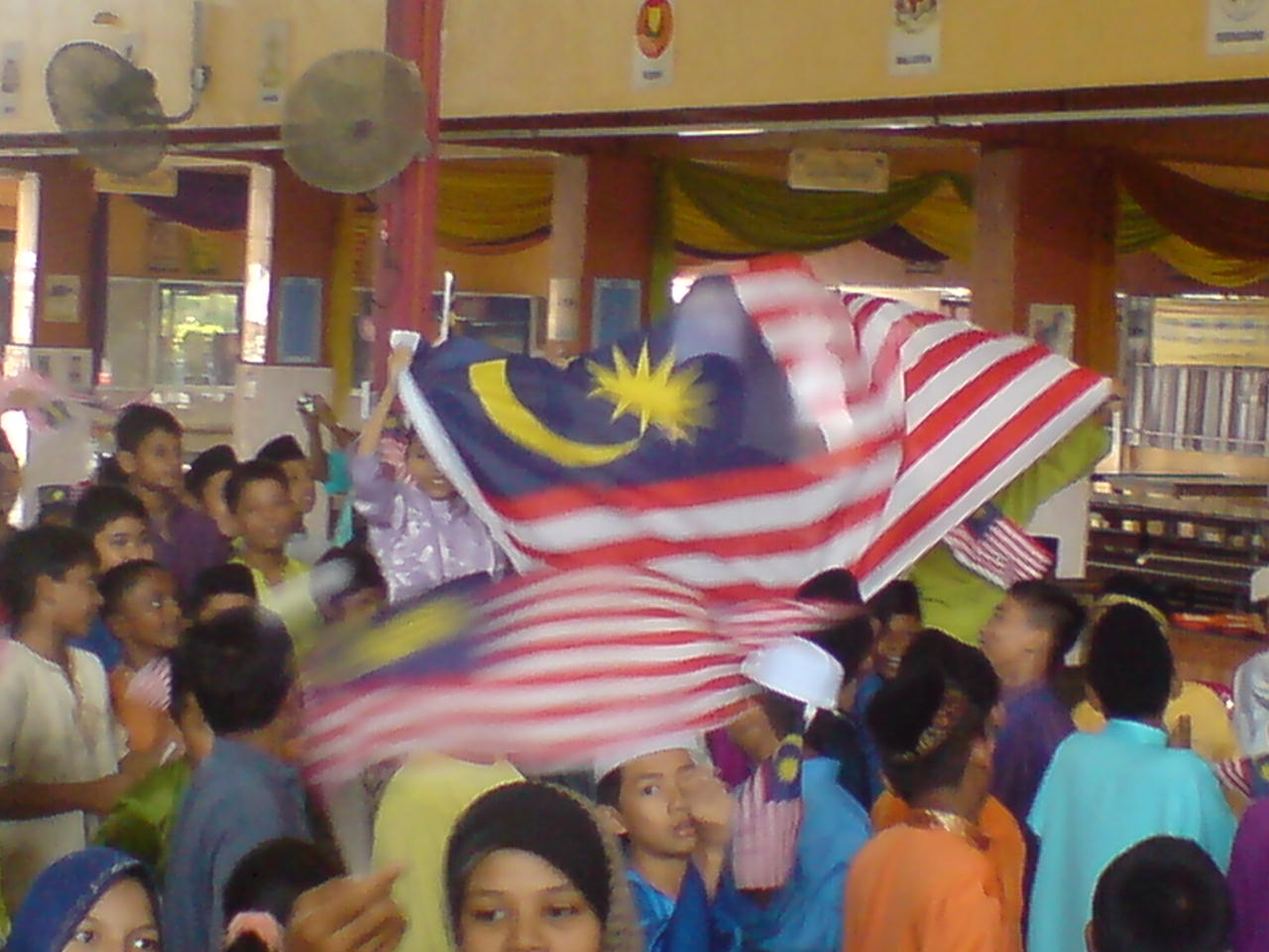 SeLaMaT PaGi..CikGU..!!: >PERTANDINGAN PAKAIAN MERDEKA