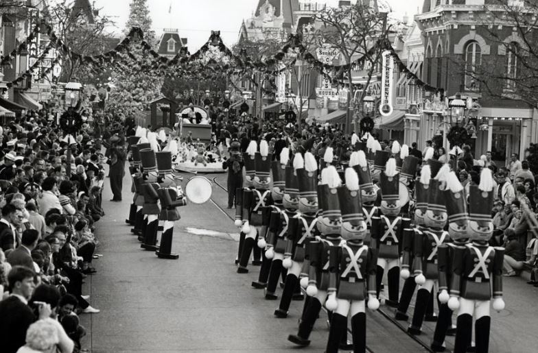 MARK MARTINEZ' BLOG: DONALD TRUMP'S PARADE DELUSIONS ... A TIN-POT ...