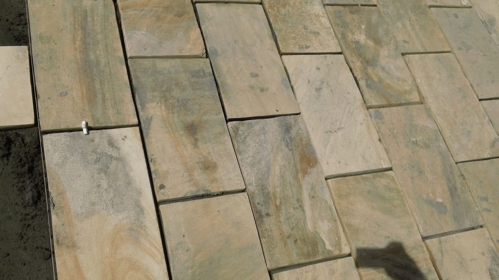 Ujenzi wa sakafu ya mawe ya tanga yaliyokatwa kwa umbo mstatili ...