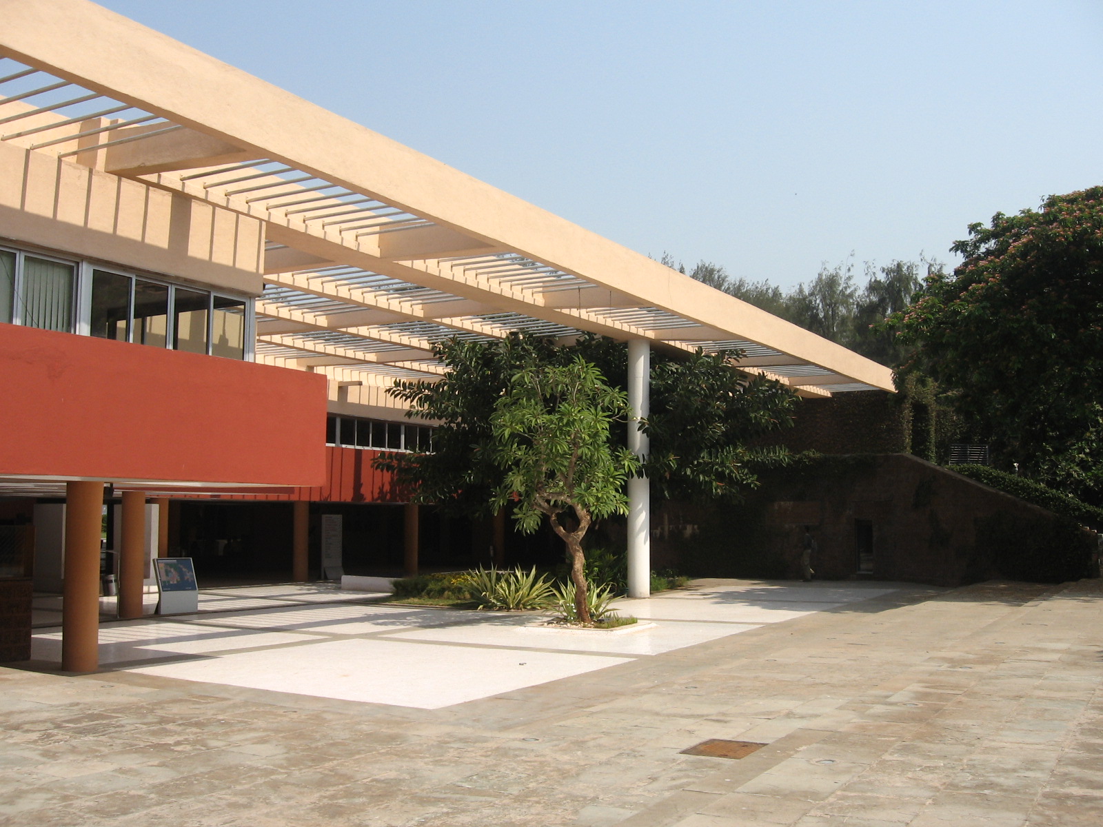 ARCHITECTURE STUDENT'S CORNER: CHARLES CORREA - KALA ACADEMY, GOA