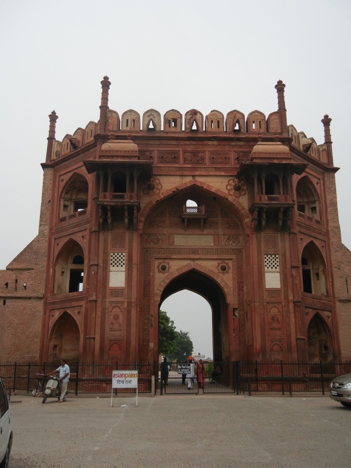 Will you come into my parlour?: The Sarai of Nur Mahal