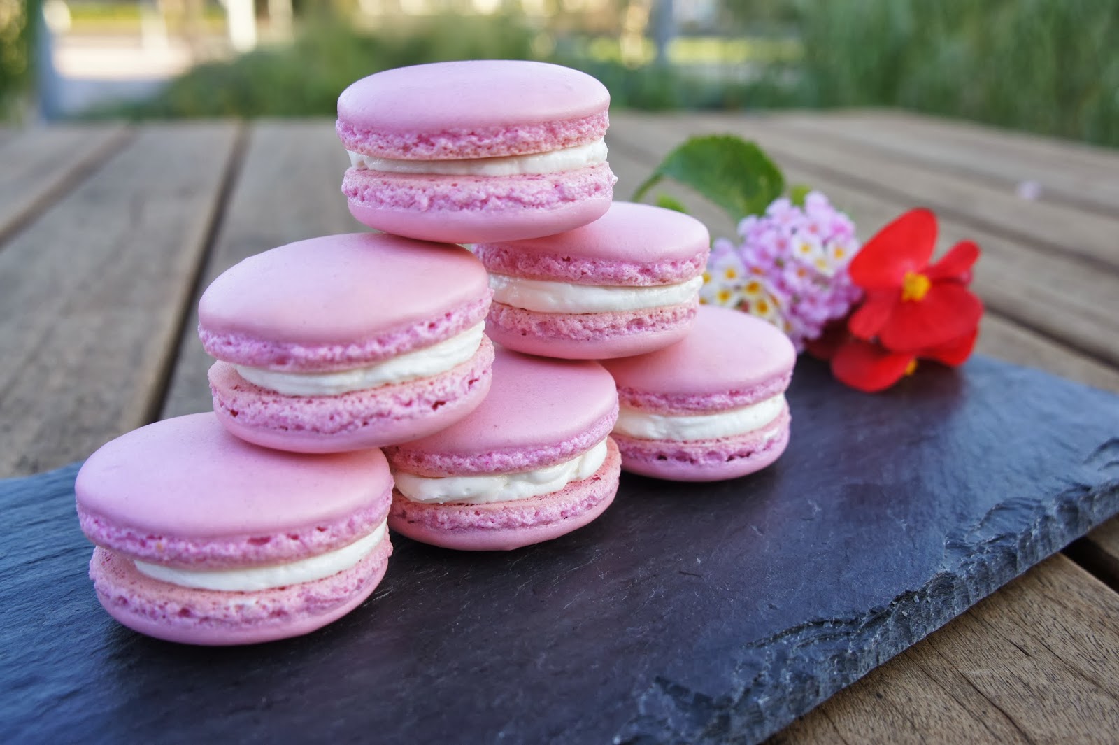 changtilly: Rose Meringue Buttercream Macarons