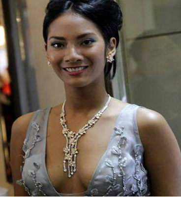 5 Artis Cantik Indonesia Yang Sering Tidak Pakai (BRA)