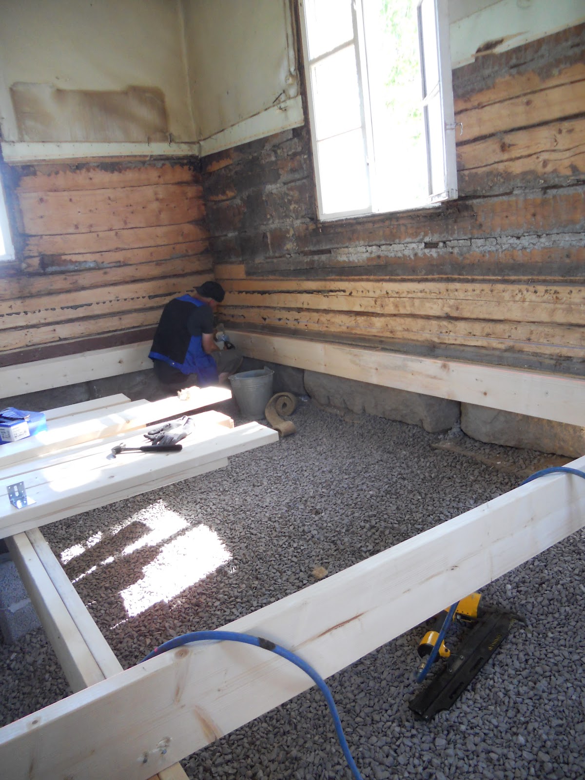 Tuparati ja umpipiha: Rossipohjan rakentamista.